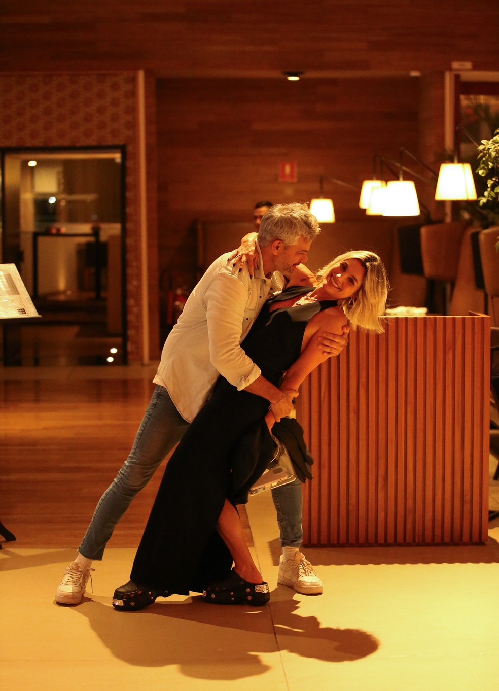 Flávia Alessandra e Otaviano têm momento 'romance de cinema' em jantar