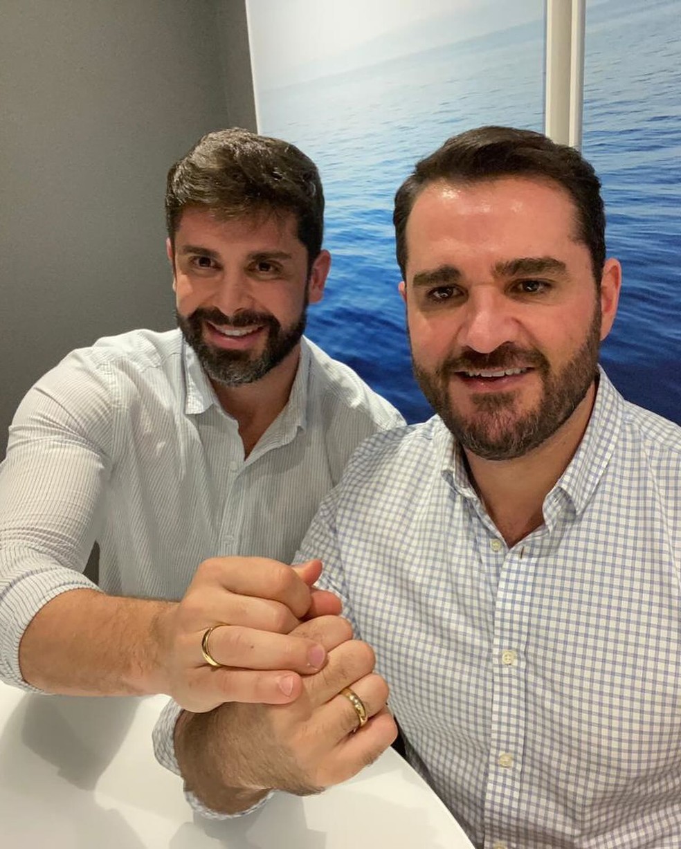 Jornalista da GloboNews, Marcelo Cosme posa com o marido em data contra ...