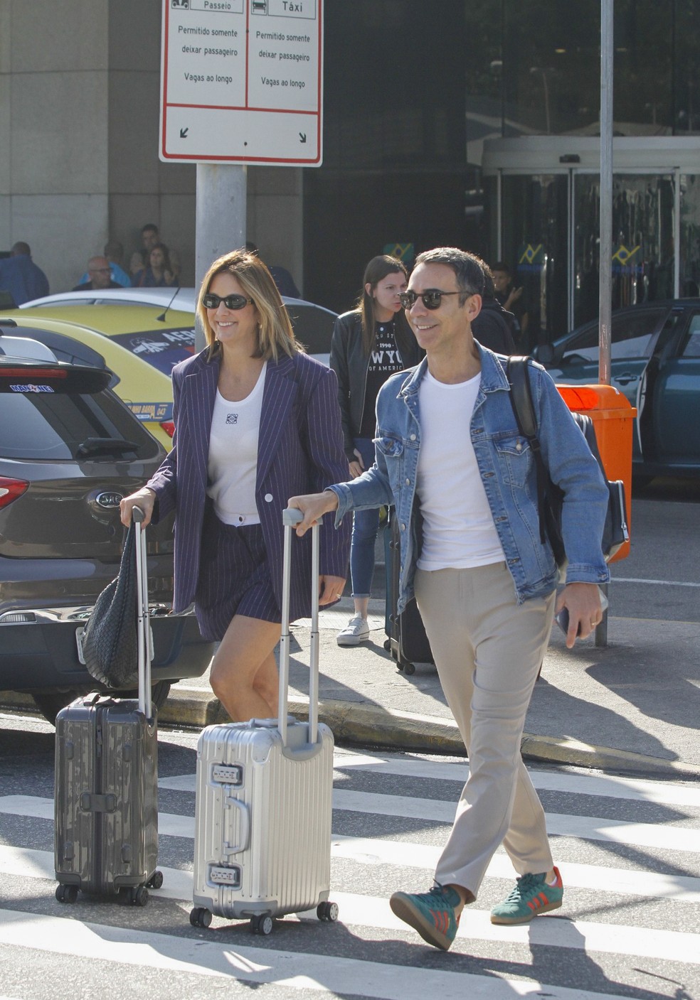 Helô Pinheiro, Ticiane e César Tralli desembarcam juntos em aeroporto ...