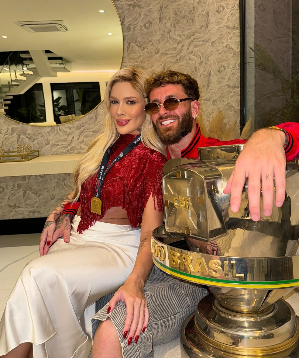 Com taça da Copa do Brasil, Karoline Lima celebra com Léo Pereira o ...