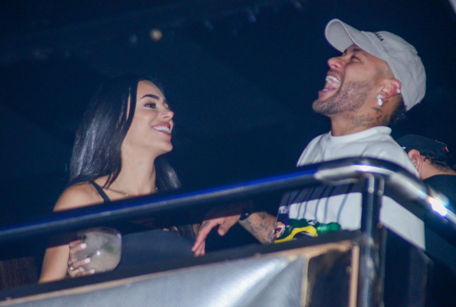 Neymar e Bruna Biancardi se beijam em show de Thiaguinho em São Paulo; fotos