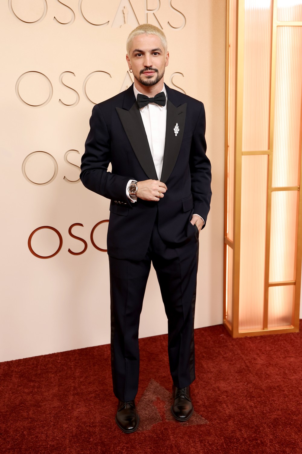 Kleber Mendonça Filho e esposa posam em tapete vermelho do Oscar