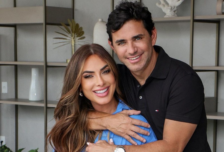 Nicole Bahls anuncia fim de namoro com Marcelo Viana