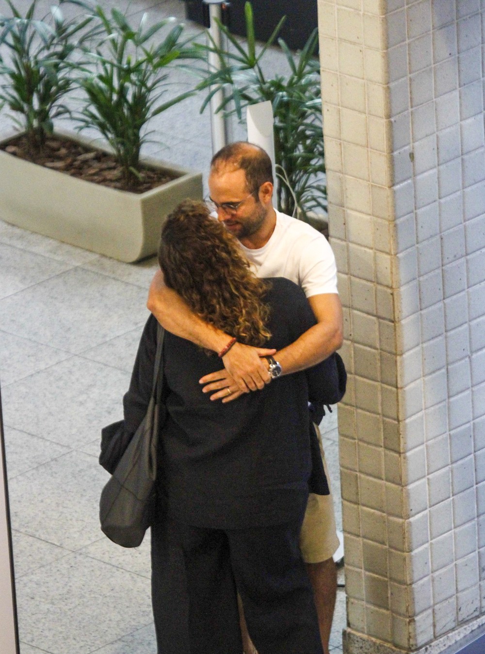 Leandra Leal e o marido aproveitam momento de carinho em aeroporto