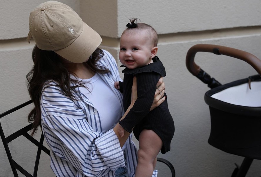Helena, filha de Neymar, encanta com simpatia em passeio com Amanda Kimberlly