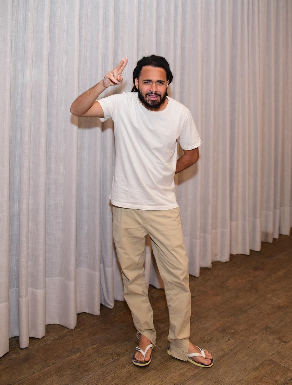 Chico Brown, filho de Carlinhos Brown e neto de Chico Buarque, faz ...