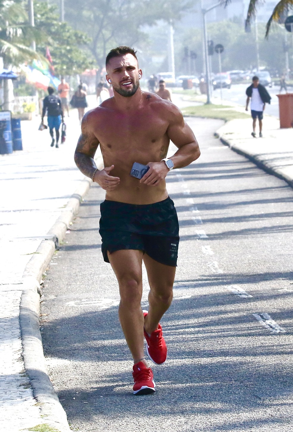 Arthur Picoli exibe tanquinho durante corrida e diz que teria ...