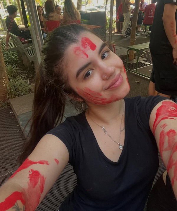 Ex-chiquitita Carol Chamberlain leva 'trote' ao passar na faculdade