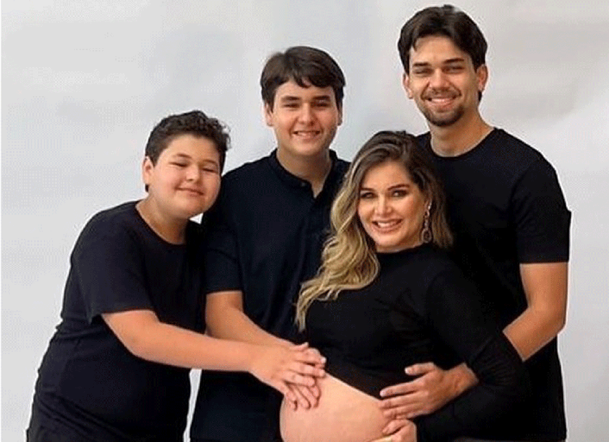 Filho do sertanejo Leandro, irmão de Leonardo, posa com a mãe, grávida aos 47