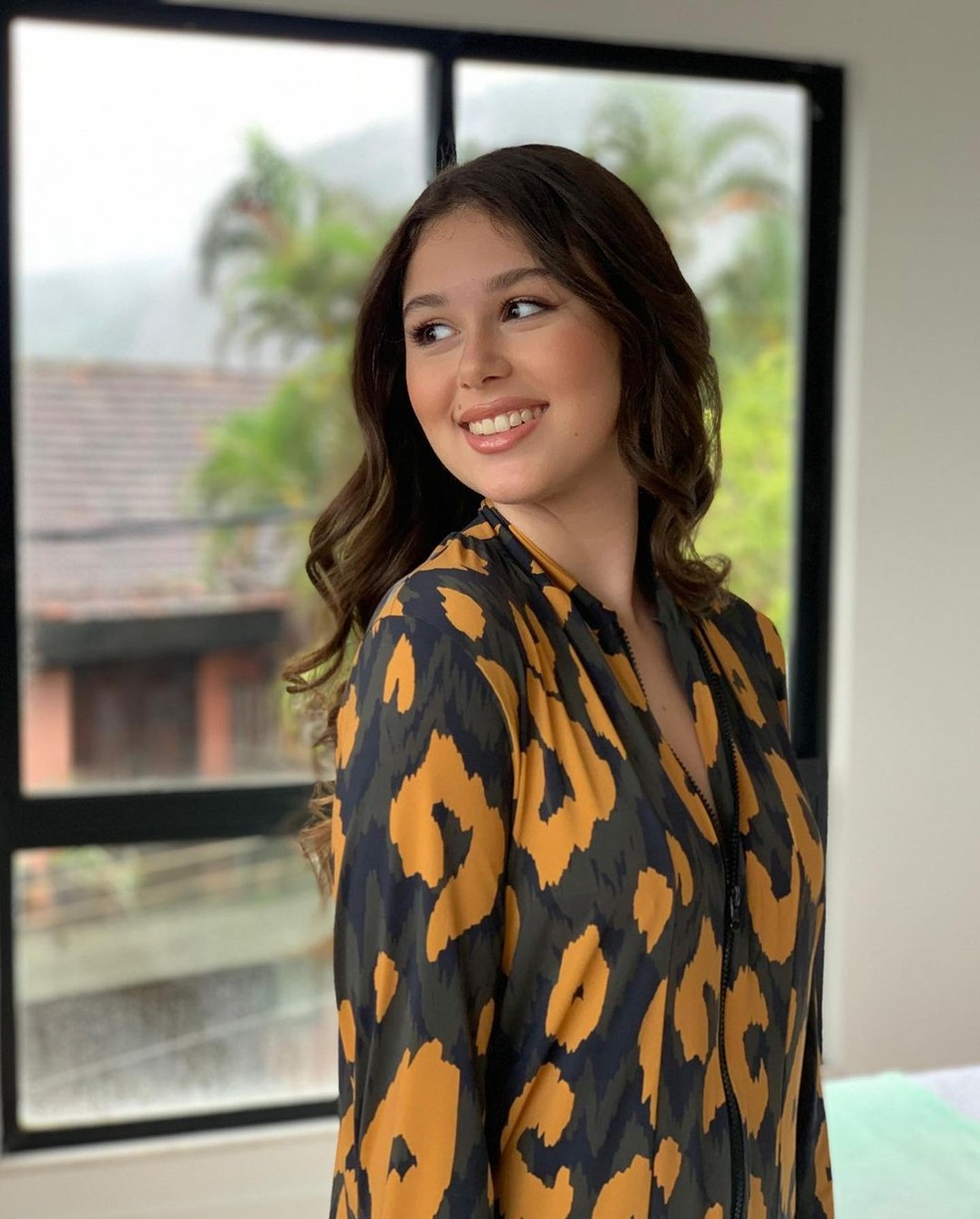 Ana Furtado comemora 17 anos de filha com Boninho