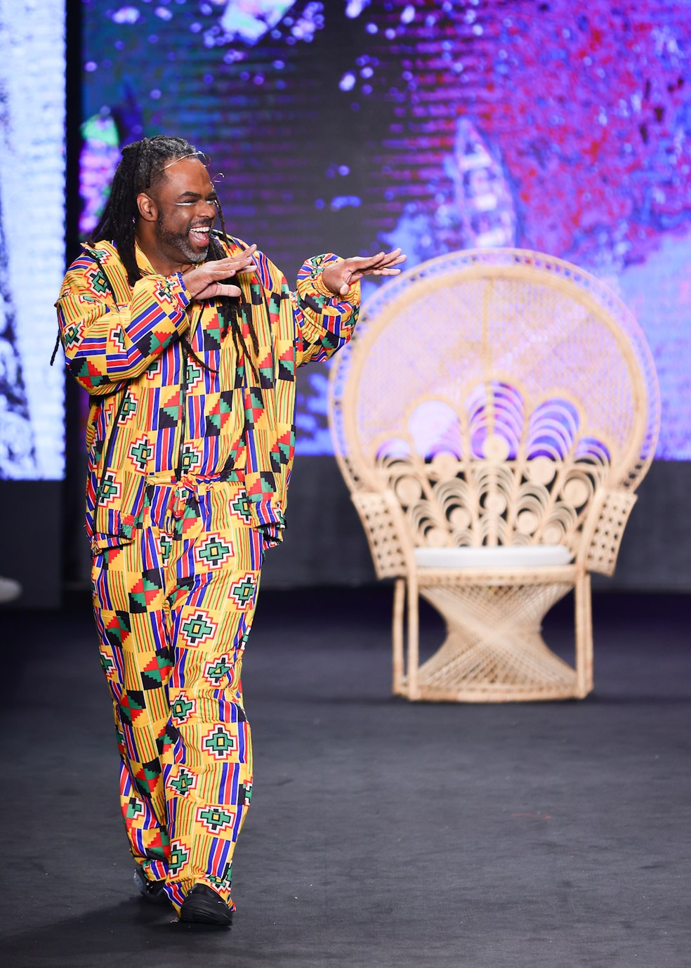 Manoel Soares esbanja carisma em desfile sobre negritude na SPFW
