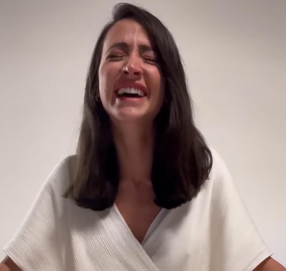 Mariana Nolasco se emociona ao cortar seus próprios cabelos; vídeo