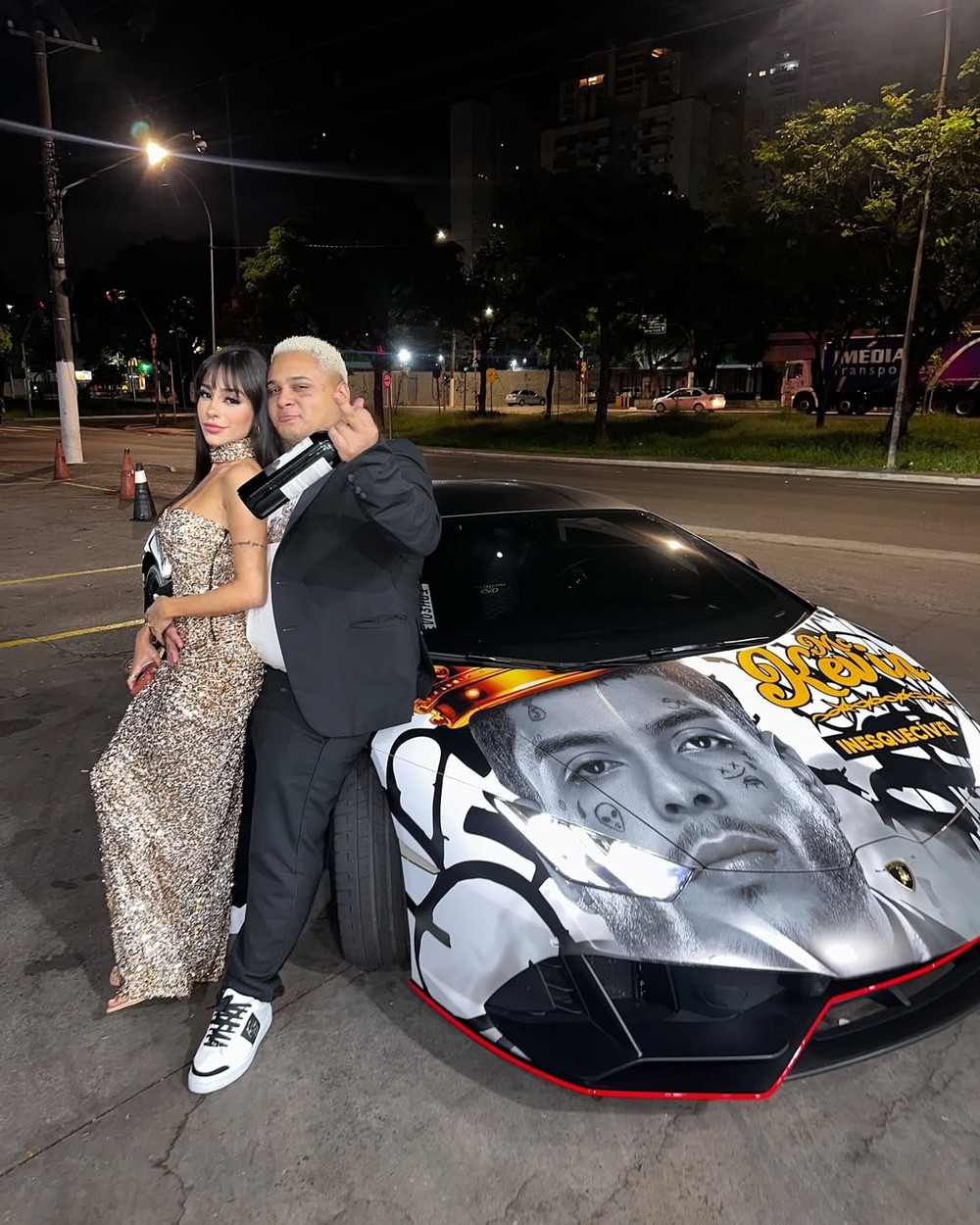 MC Ryan SP ostenta carrão de R$ 4 milhões com rosto de MC Kevin ...