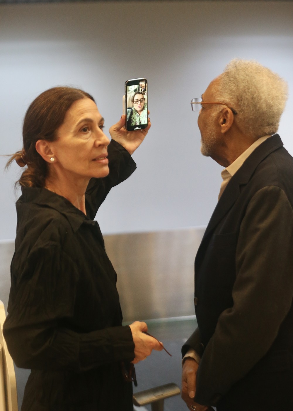 Em aeroporto no Rio, Gilberto Gil faz chamada de vídeo com Preta Gil ...