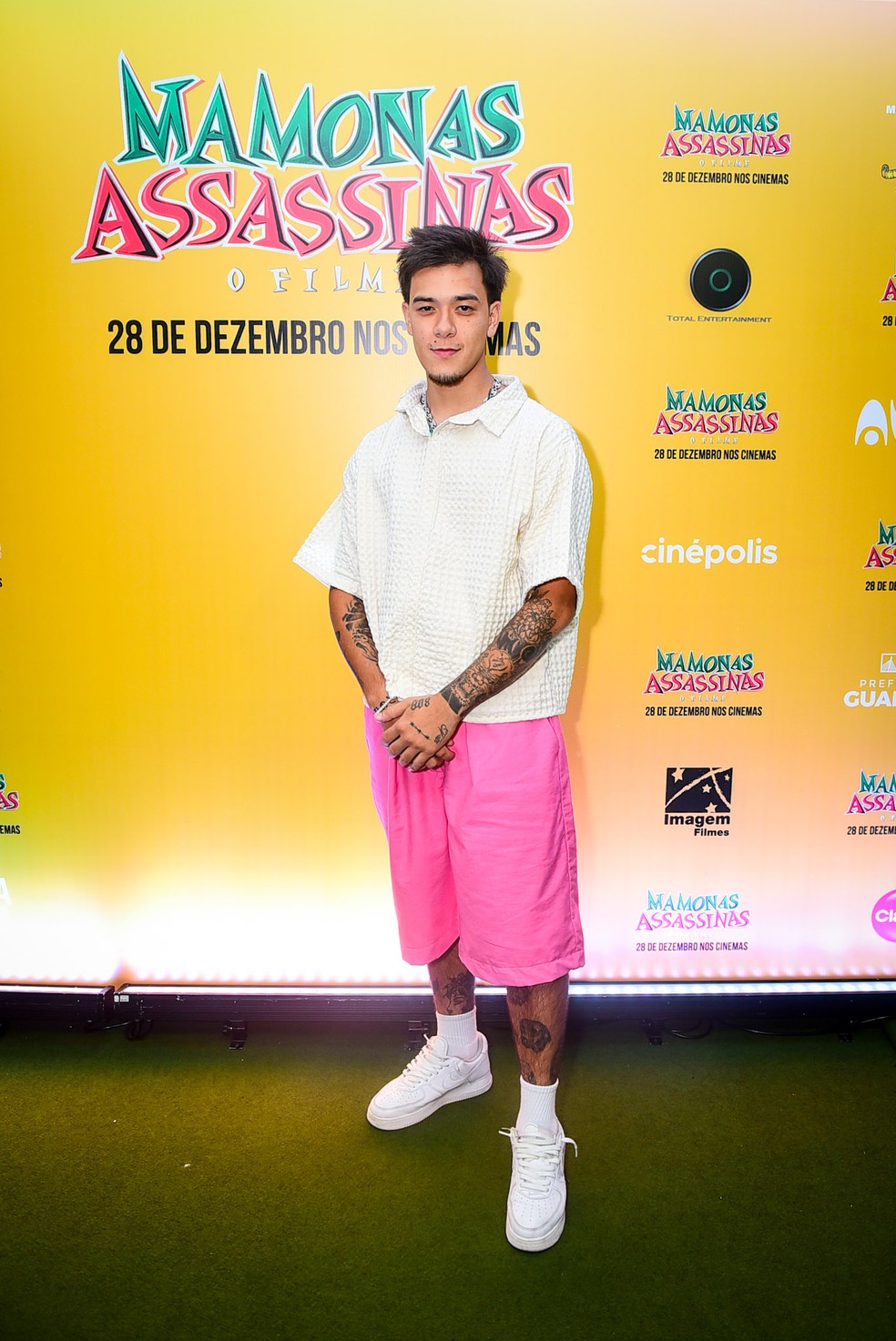 Elenco de 'Mamonas Assassinas' recebe familiares dos músicos em première