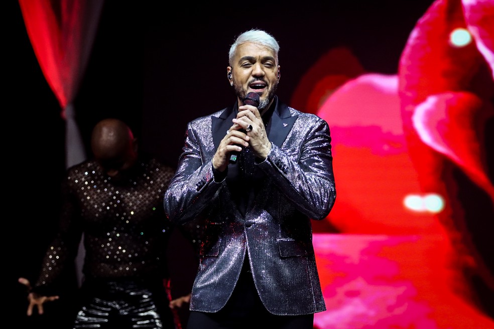 Separado de Gracyanne, Belo faz show no seu aniversário e ganha bolo no ...