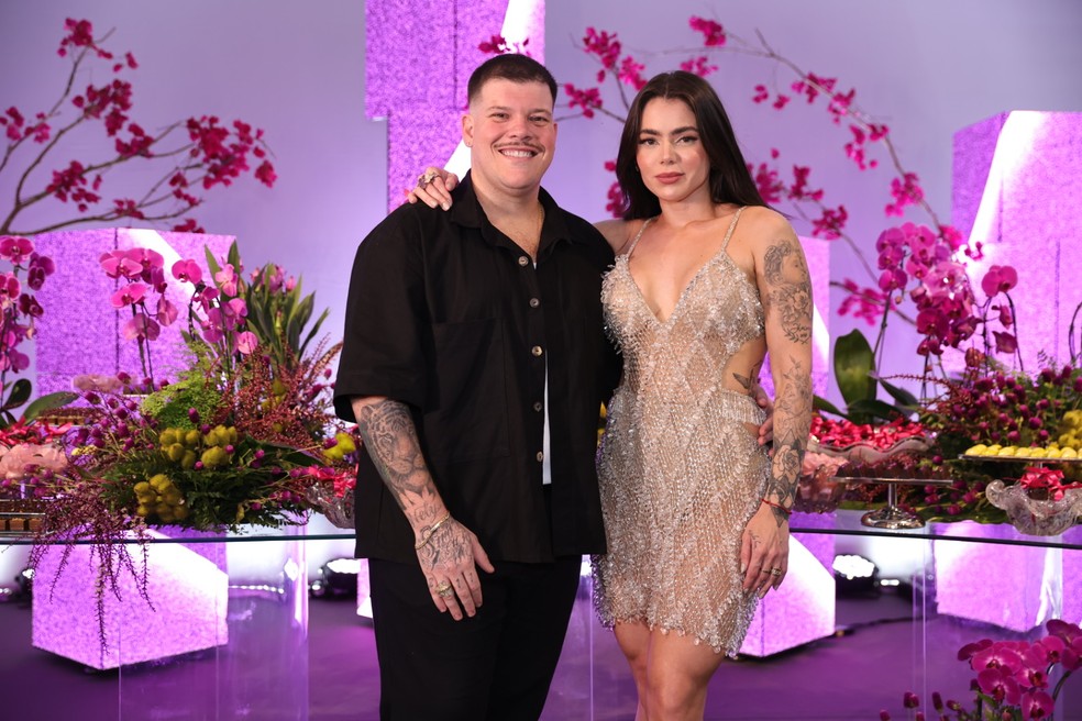 Com Ferrugem, Thaís Vasconcellos faz festança de aniversário de 30 anos