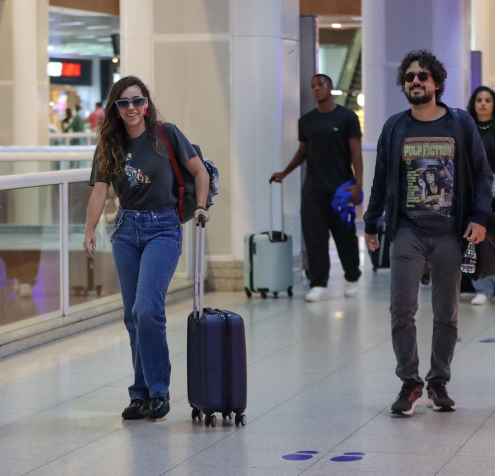 Namorados, Thati Lopes e George Sauma são clicados em aeroporto no Rio