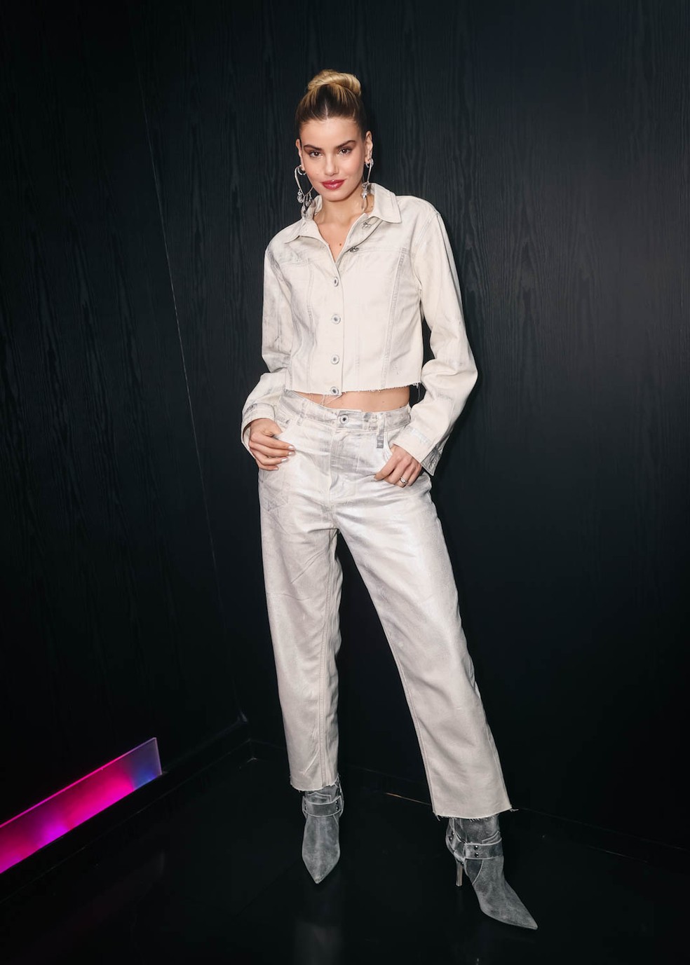 Camila Queiroz deixa barriga de fora ao usar look metalizado