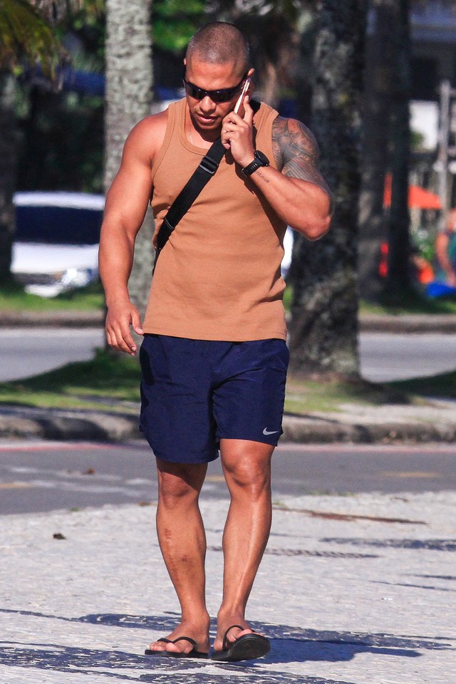 Thiago Gonçalves, ex de Jojo Todynho, caminha por orla no Rio após infarto