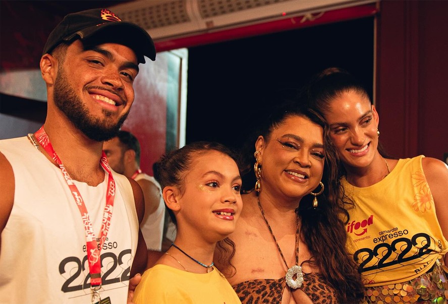 Com cicatriz de cirurgia à mostra, Preta Gil exalta amor dos Gil ao ...