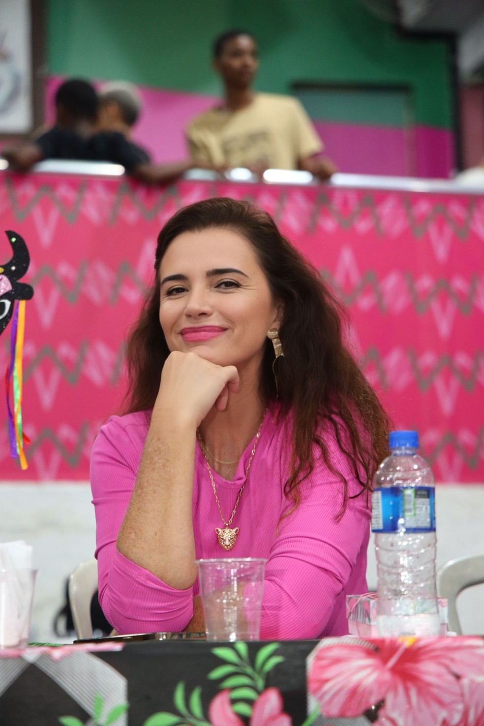 Eterna musa do Carnaval, Luma de Oliveira usa look Barbie core na Mangueira