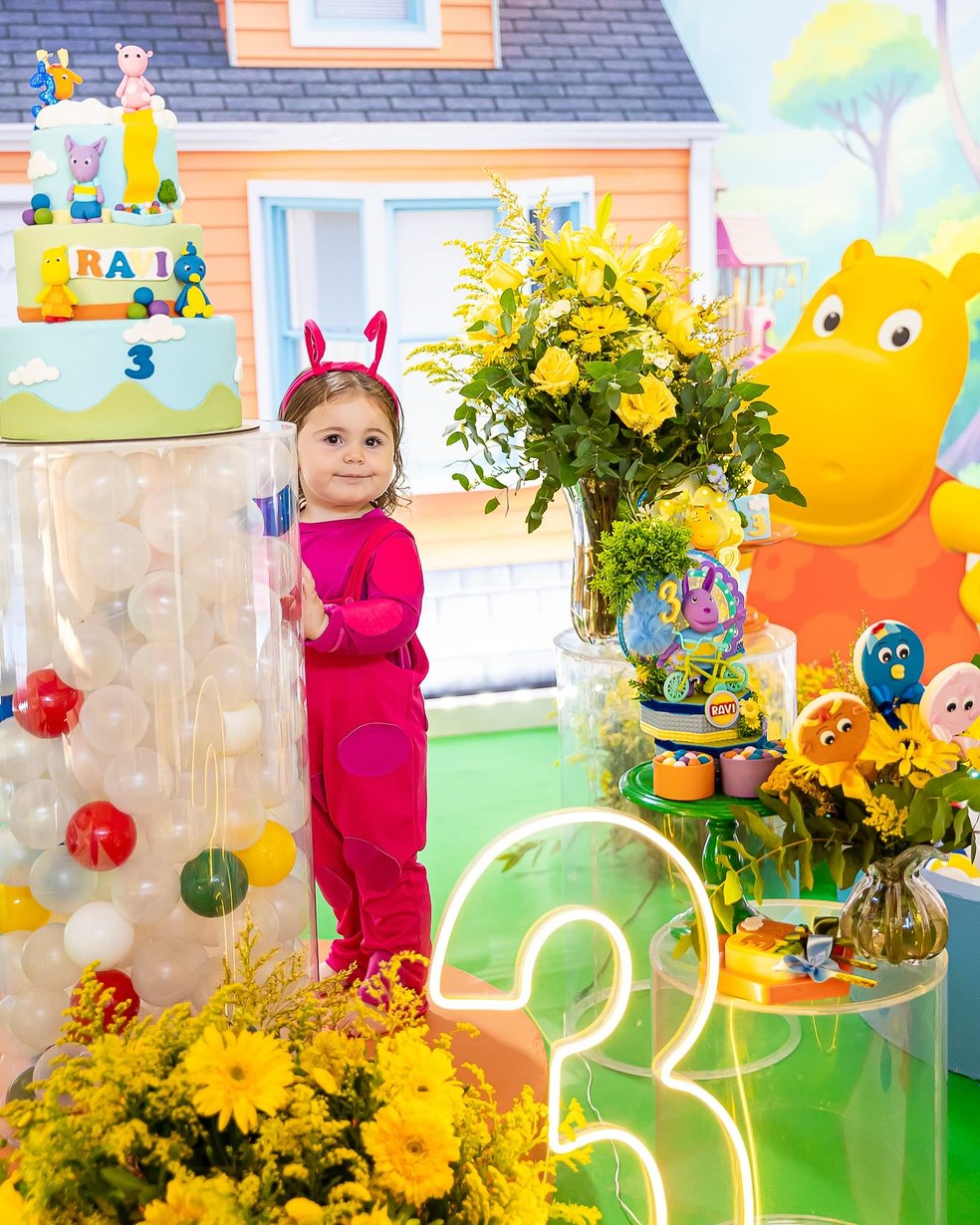 Viih Tube celebra 3° mesversário de Ravi e abre álbum