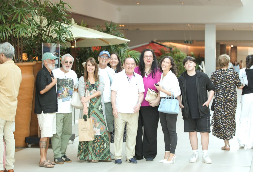 Renato Aragão almoça com a família em shopping no Rio de Janeiro; fotos