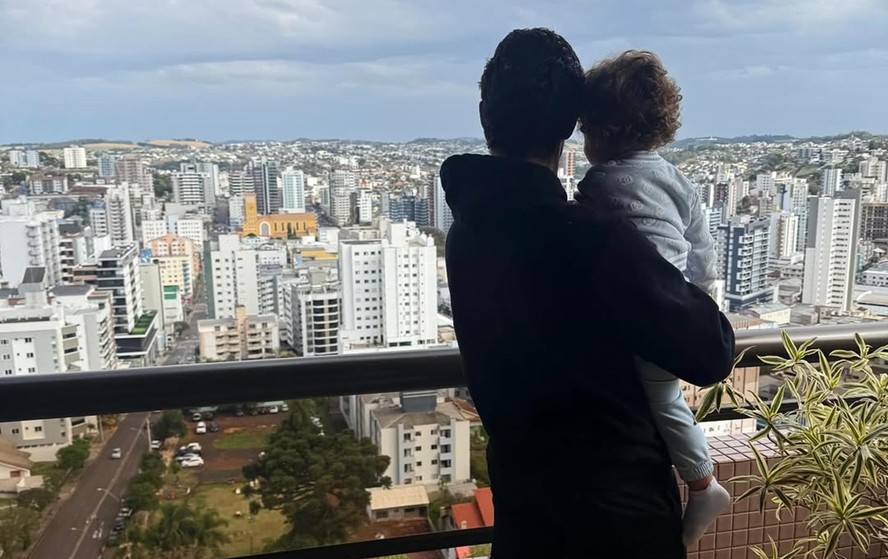Alexandre Pato leva filho ao apartamento onde morava antes da fama