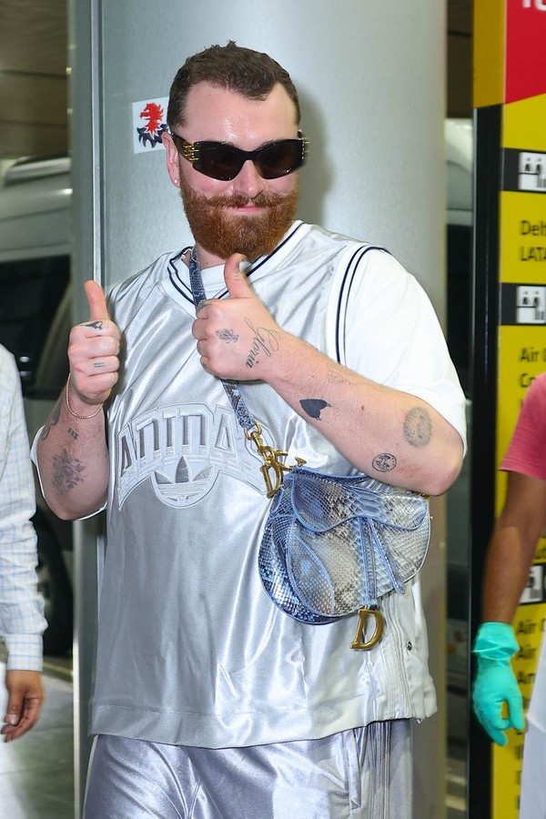 Após show no Lollapalooza, Sam Smith posa com fãs em aeroporto ao ...