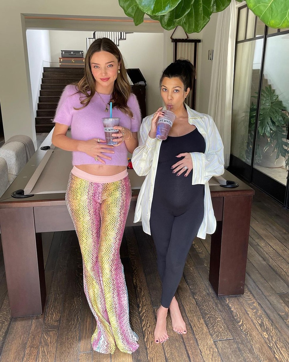 Kourtney Kardashian e Miranda Kerr posam lado a lado para mostrar ...