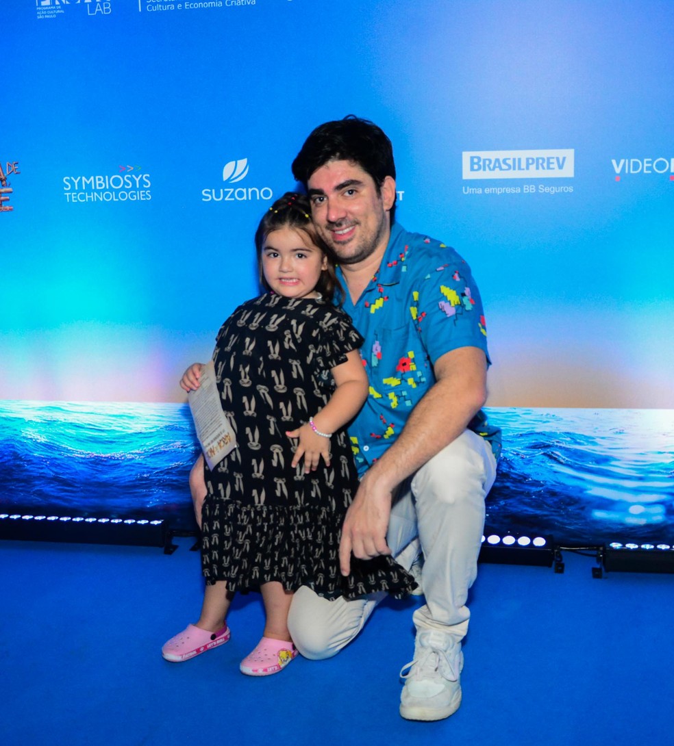 Filha de Marcelo Adnet dá show de fofura e rouba a cena em evento; fotos