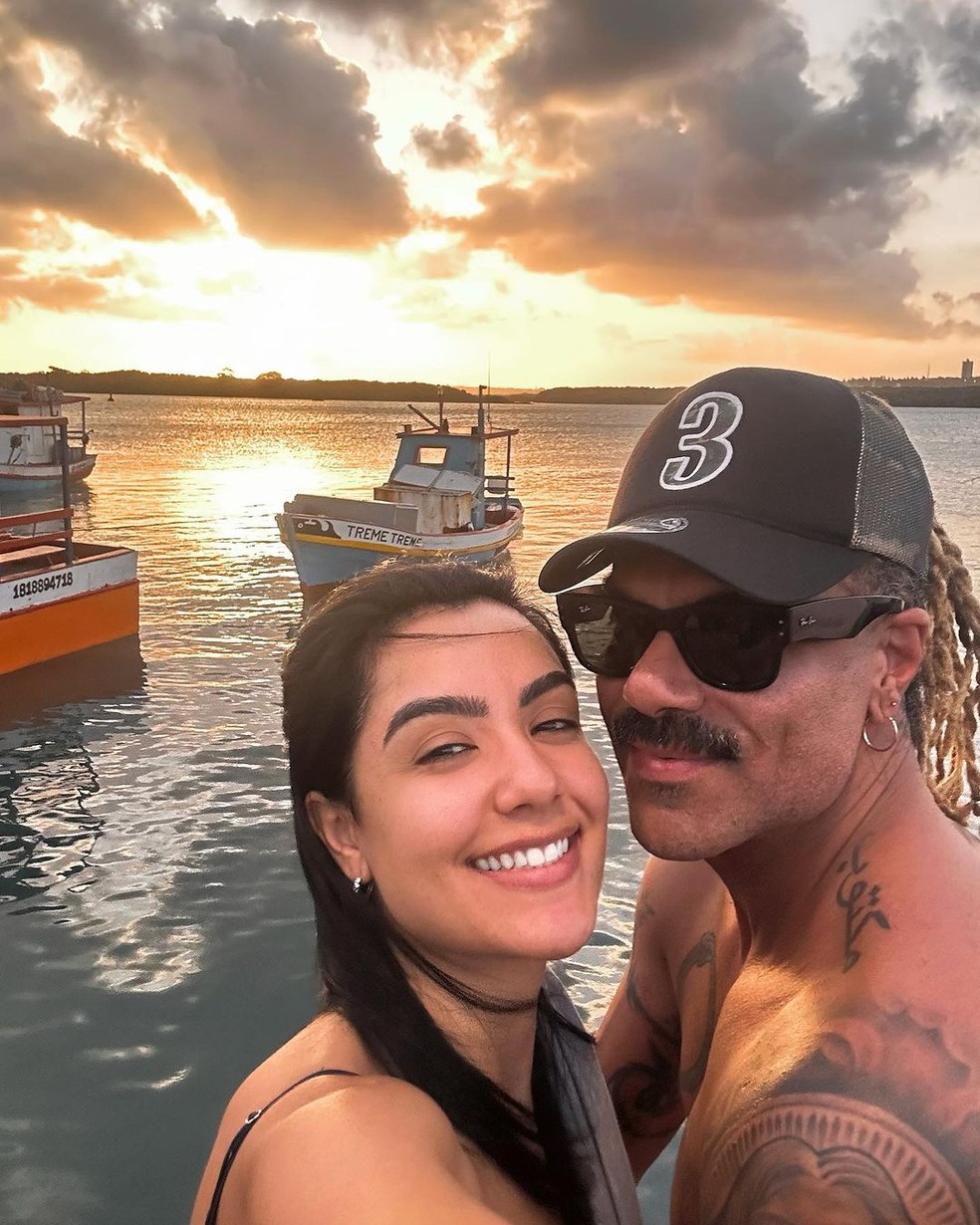 Ex-BBB Alan Passos exibe corpo tatuado em foto de sunga na web