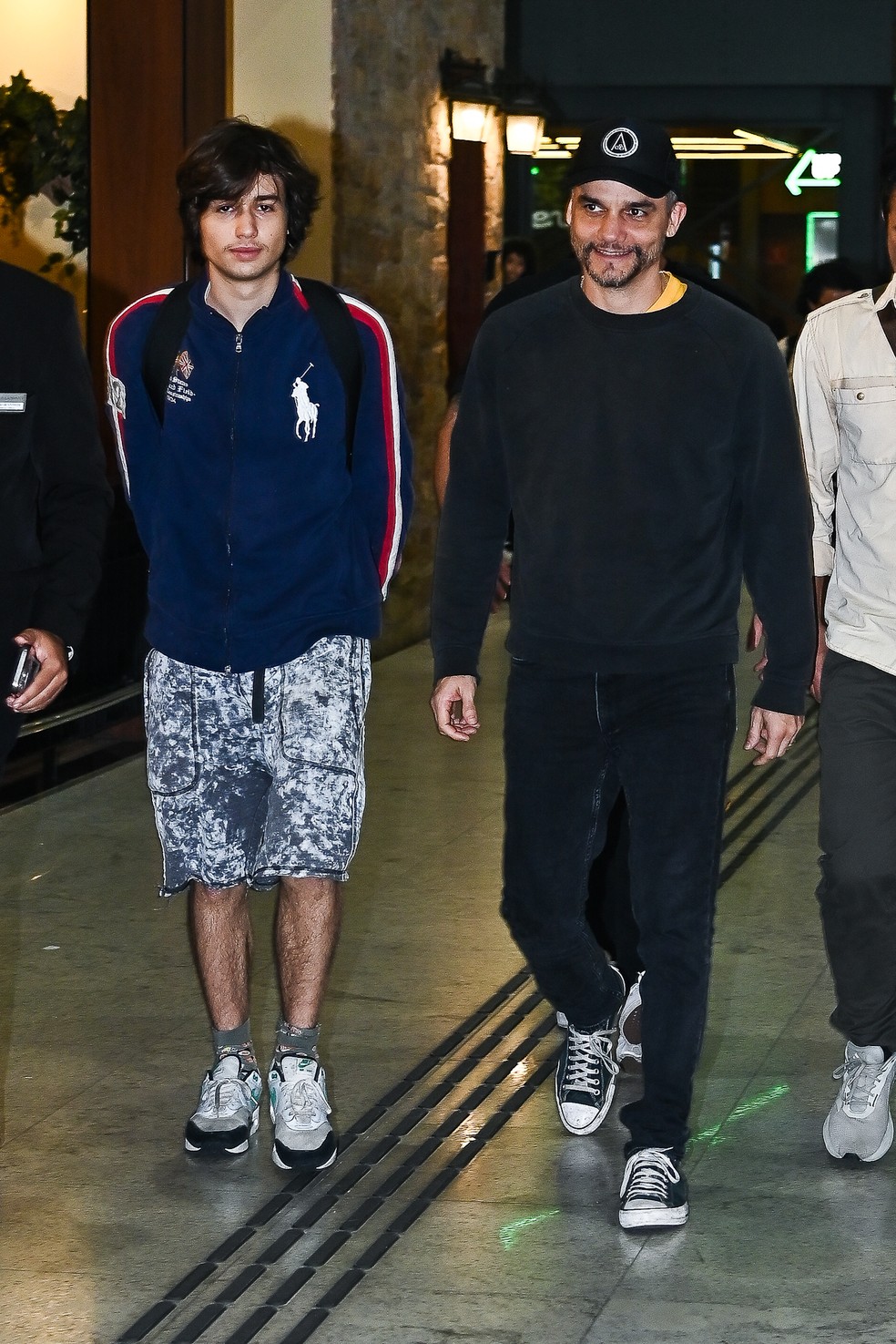 Em rara aparição juntos, Wagner Moura se despede de filho em aeroporto ...