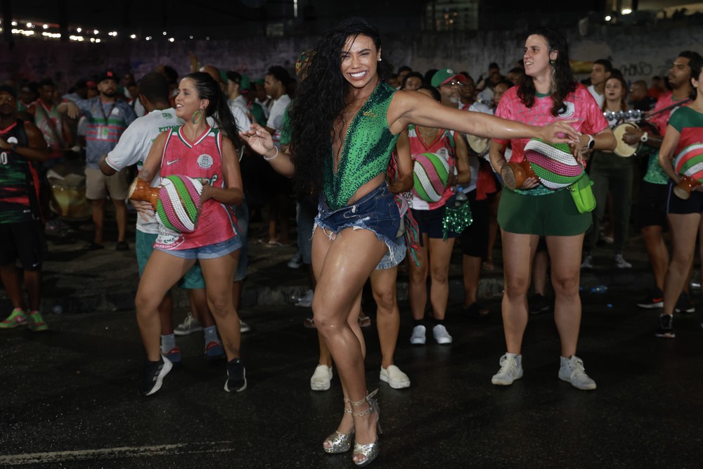 Carnaval 2025: Rainha de bateria e musas brilham em ensaio da Mangueira