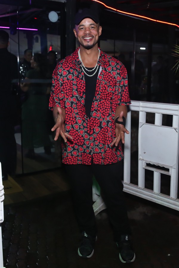 Atores de 'Vai na Fé' curtem festa de despedida com roda de samba; vídeo