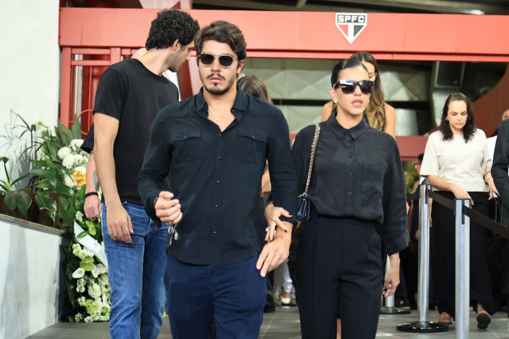 Mariana Rios sai abalada do velório de Abílio Diniz com o namorado ...