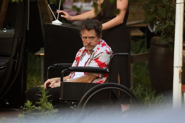 Com Parkinson há 30 anos, Michael J Fox chega de cadeira de rodas em ...