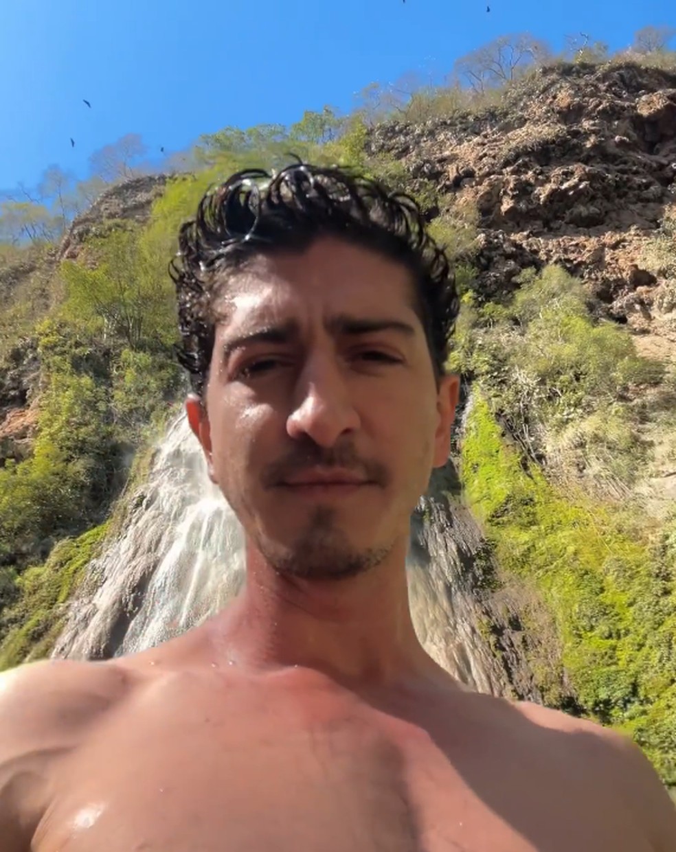 Johnny Massaro curte viagem a Bonito com novo namorado: 'Passeios mágicos'