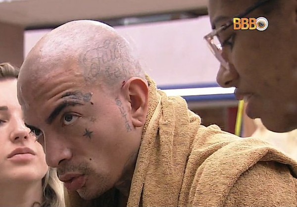 BBB 23: Guimê raspa a cabeça com ajuda de brothers; vídeo