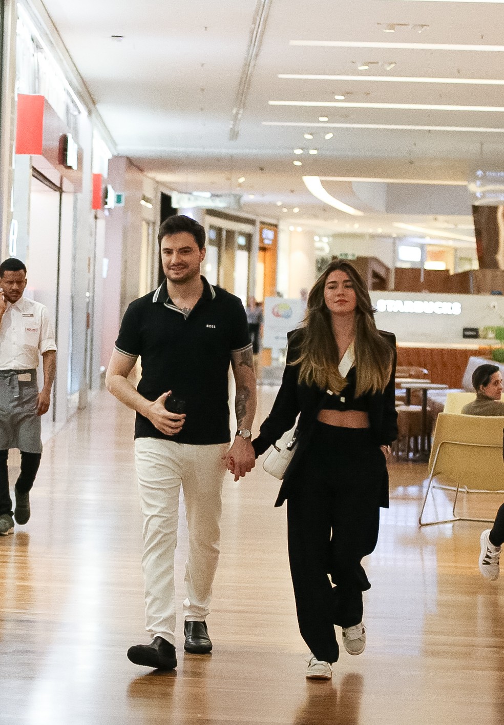 Felipe Neto passeia de mãos dadas com namorada por shopping no Rio