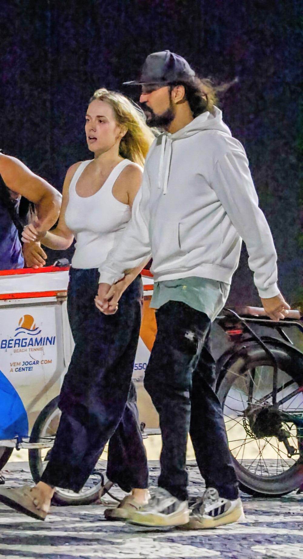 Gabriel O Pensador e a esposa, Gabriela Vicente, passeiam de mãos dadas ...