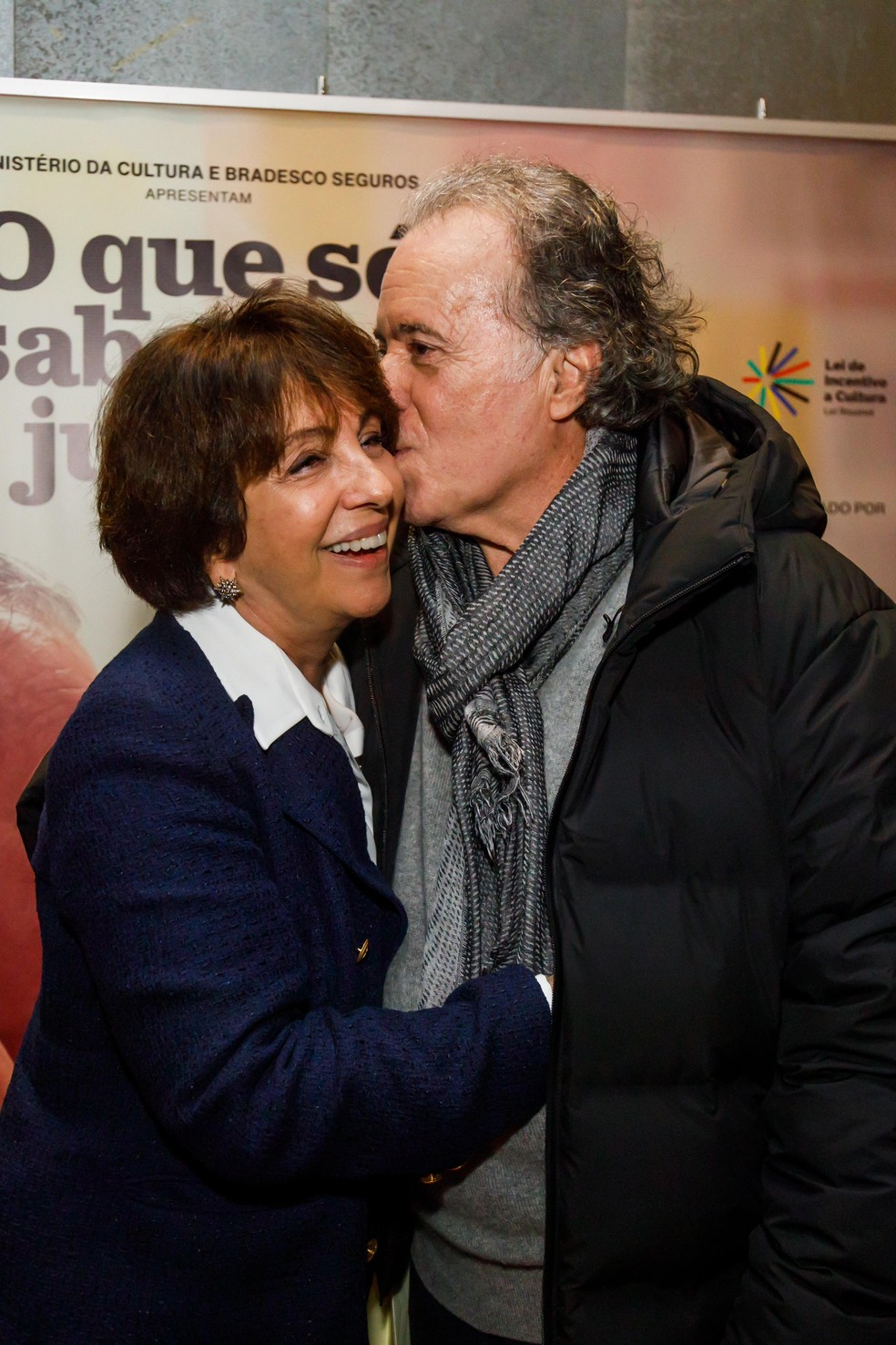 Tony Ramos volta aos palcos e recebe carinho da esposa