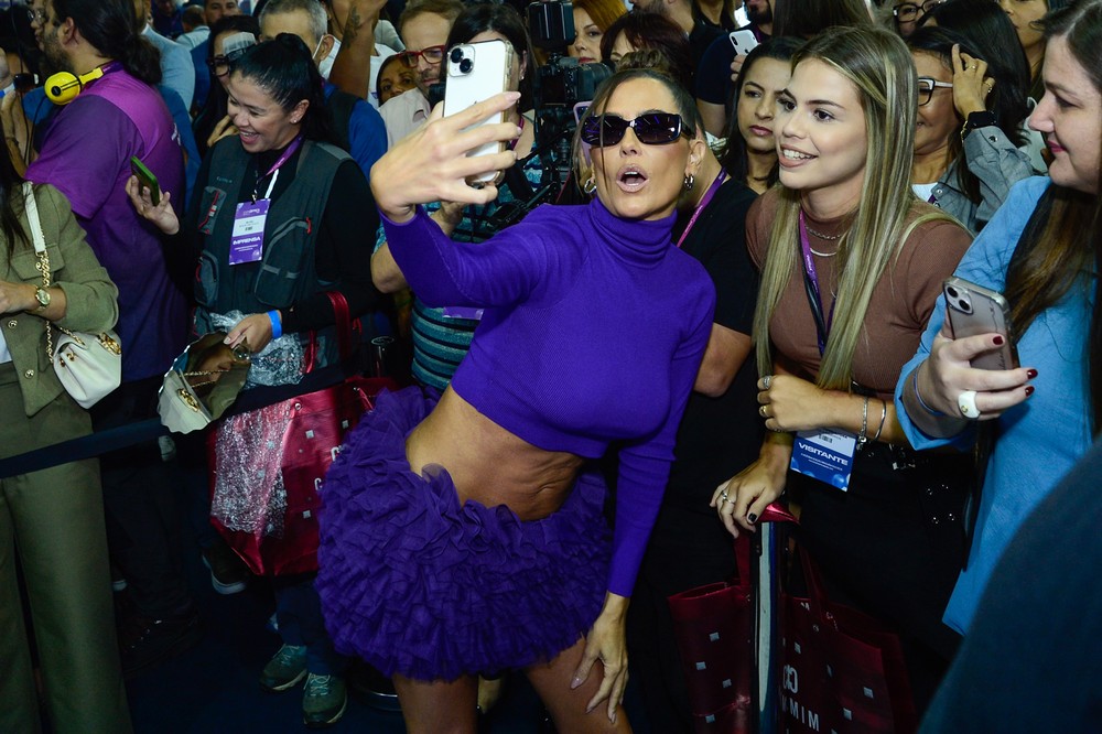 Após separação, Deborah Secco participa de evento com barriga à mostra