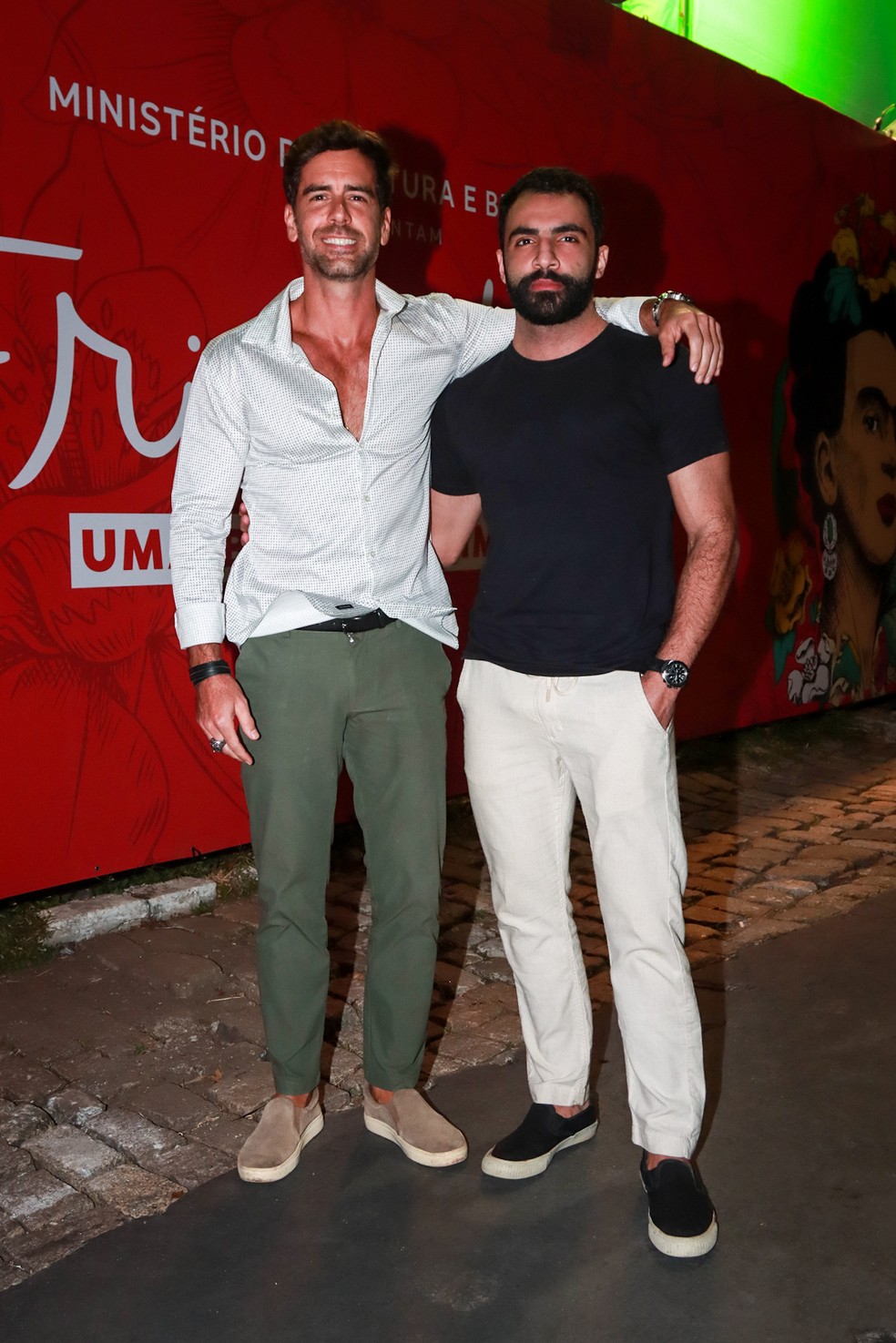 Após assumir namoro, Marcos Pitombo e namorado vão a primeiro evento juntos