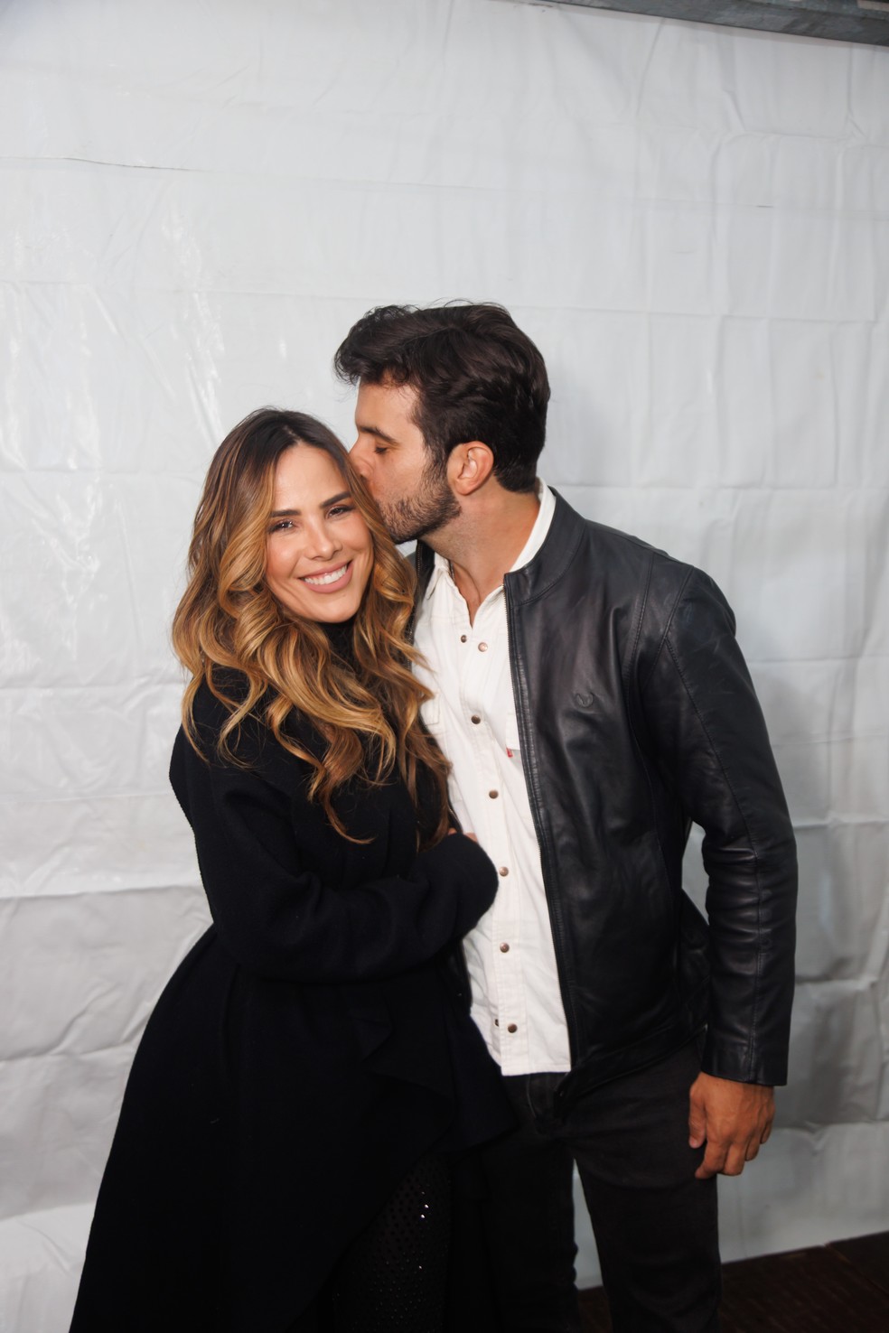 Wanessa Camargo curte show agarradinha ao namorado, Bruno Bevan