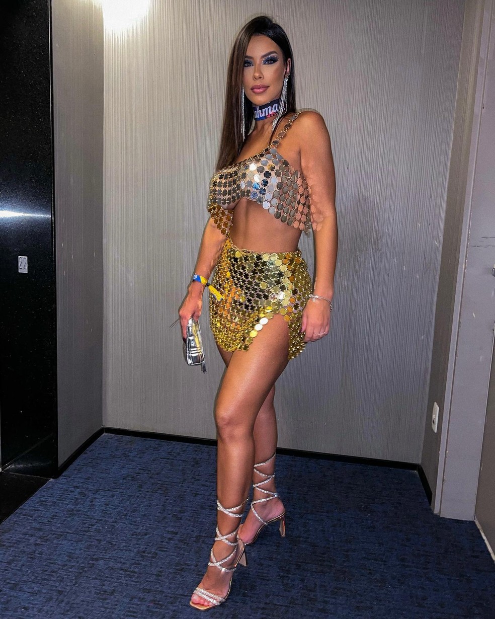 De top e sainha, ex-BBB Ivy Moraes exibe underboob em look para folia