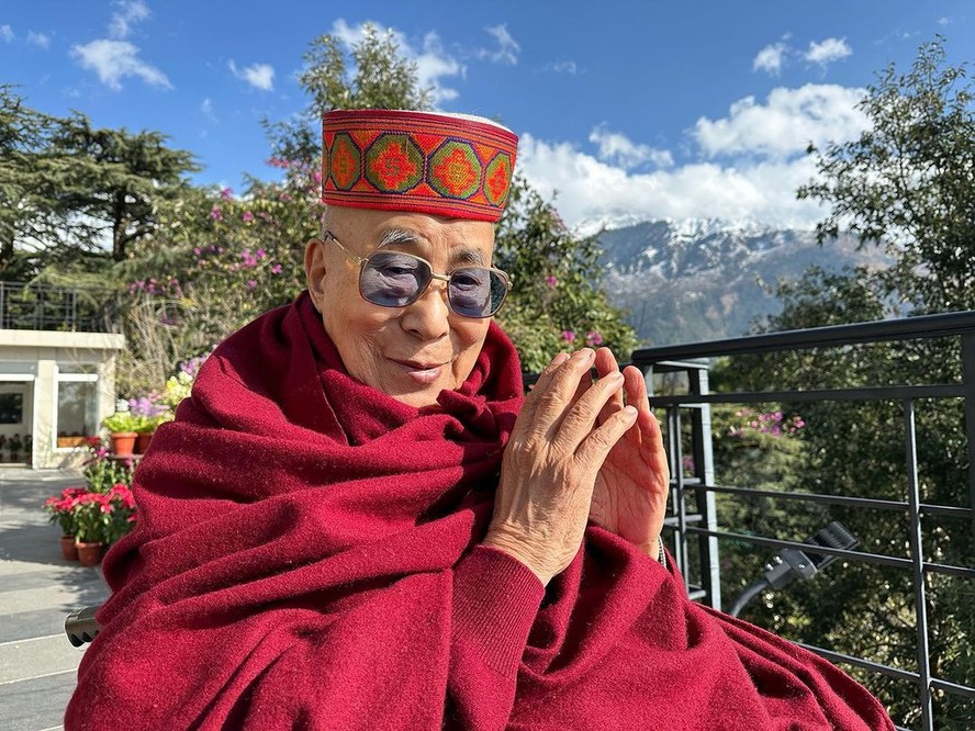 Dalai Lama gera revolta e pede desculpas por pedir a menino para ...