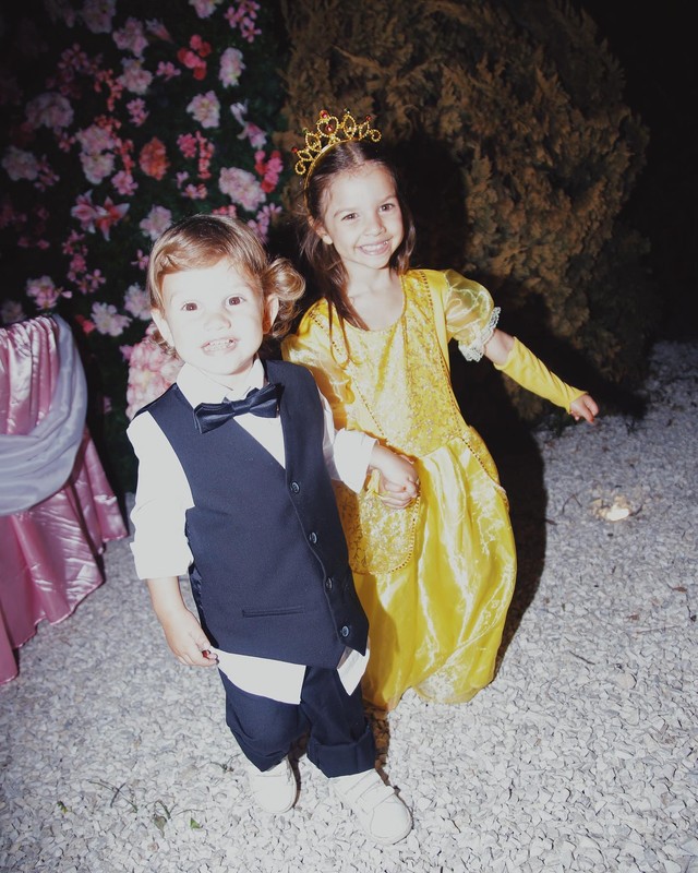 Chay Suede mostra novas fotos da festa de aniversário de Laura Neiva e ...