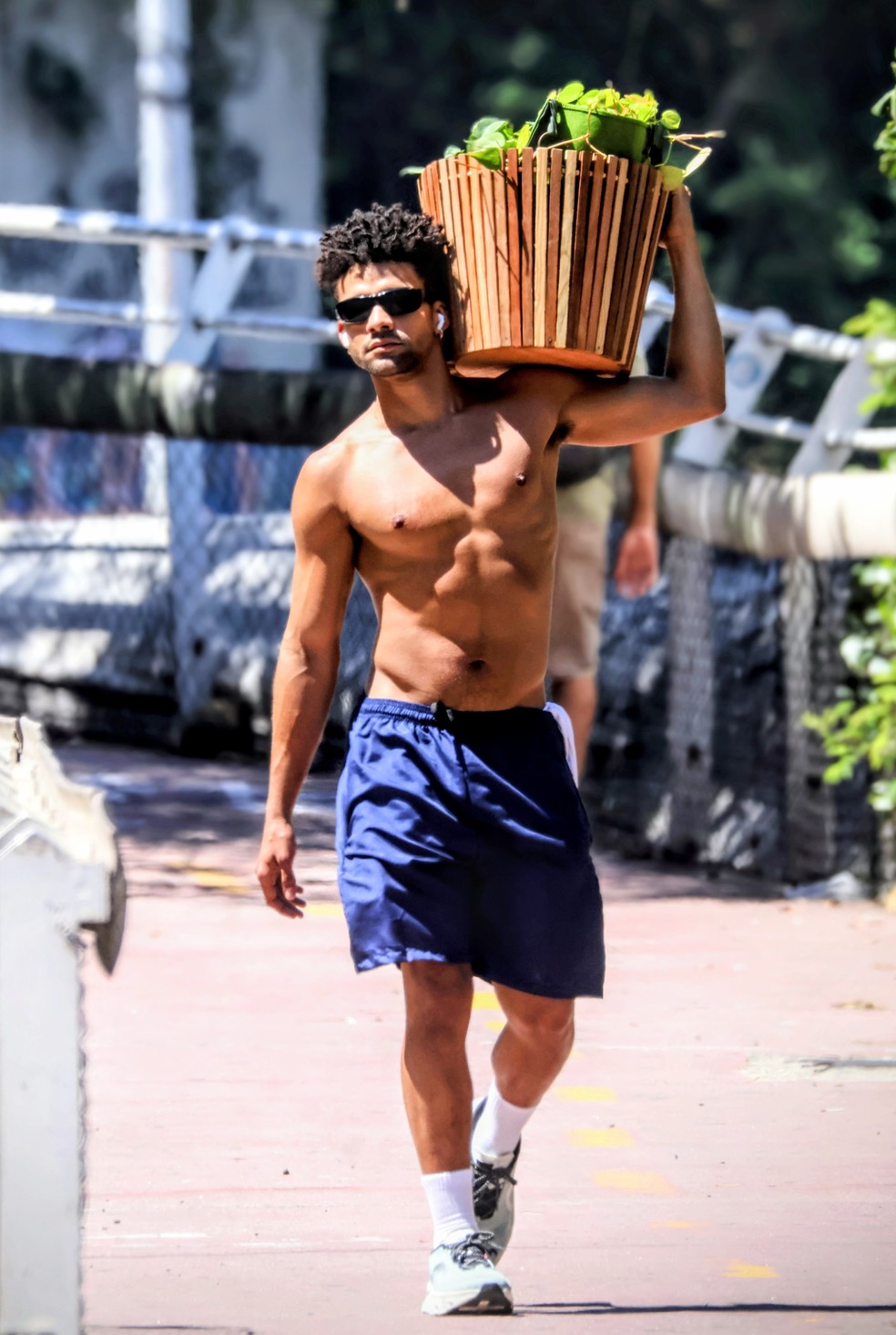 Lucas Leto é fotografado sem camisa em avenida carioca